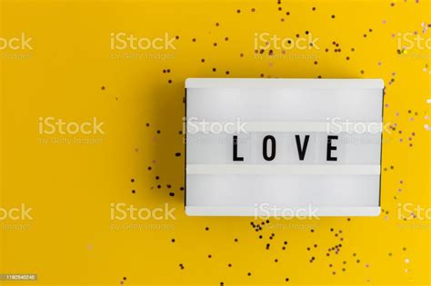흰색 라이트 박스에 텍스트를 사랑해요 여러 가지 빛깔의 색종이노란색 배경입니다 플랫 레이 스타일입니다 2월에 대한 스톡 사진 및 기타 이미지 Istock