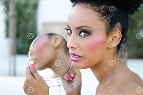 Mooi Zwart Meisje Met Spiegel Stock Foto Image Of Bewondering