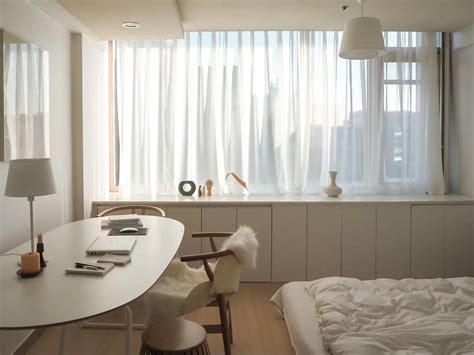 있지 예지 코트와 미니스커트로 시크한 스타일링 완성