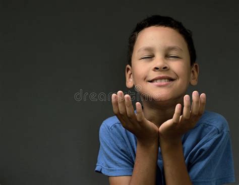 Niño Rezando a Dios Con Las Manos Mantenidas Junto Con Los Ojos