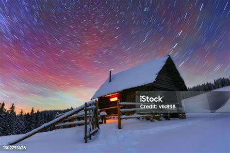 겨울 풍경 별이 빛나는 하늘 신비한 밤 눈으로 덮인 잔디밭에 오래된 나무 오두막 높은 산과 숲의 풍경 배경 화면 배경 위치 장소 카르파티안 우크라이나 유럽 산에 대한 스톡