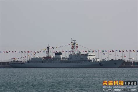 「鄭和」號訓練艦舷號81擔任「觀摩艦」，負責載送出海採訪的各國記者，全程紀錄閱艦式過程。此為4月22日，在青島奧帆中心碼頭拍攝，當天天氣晴朗。