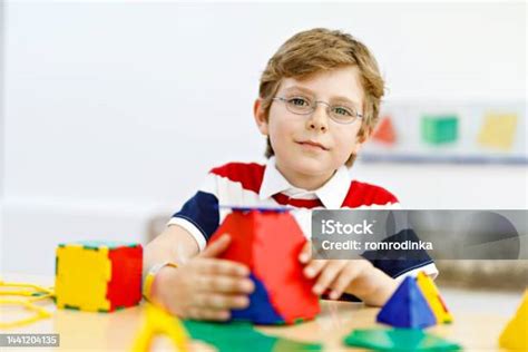 기하학적 인물을 만들고 수학과 기하학을 배우는 데 재미를 가진 안경을 가진 행복한 아이 소년 수학에 대한 스톡 사진 및 기타 이미지 Istock