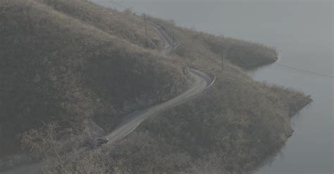 안개 낀 풍경 속의 굽이굽이 산길 · 무료 스톡 동영상