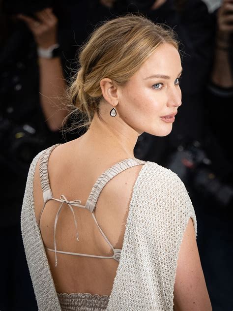 ヘイリー・ビーバーやリサに見る、涼しげシニヨンをルックバック【ファッション賢者たちのヘアアレンジ術】 Vogue Japan