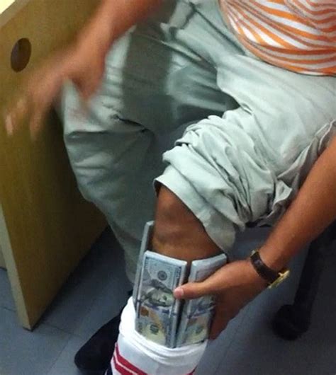 PF flagra homem mil dólares escondidos nas meias Cotidiano Folha de S Paulo