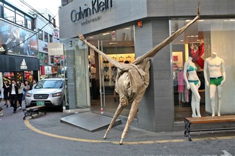 황금 거인 도시를 접수하다
