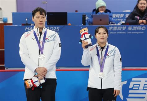초짜조합 컬링 믹스더블 김경애 성지훈 값진 은메달…여자 컬링은 대만 완파