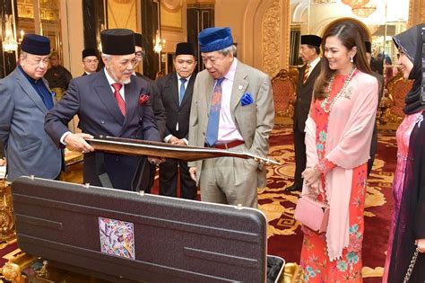 Sultan Selangor Terima Menghadap Speaker DUN Sarawak Tunjuk Koleksi