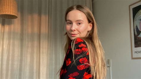 Ung Kvinde Droppede P Pillerne Og Måler I Stedet Temperatur Og Tjekker