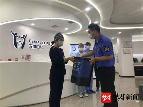 南京建邺城管上门指导新开企业生活垃圾分类相关宣传法规