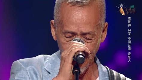 中国好声音来自北京74岁高龄的音乐人陈彼得来到好声音的舞台，带来了《寻梦环游记》的主题曲《remember Me》。不服老的陈彼得自称自己是“70后”，喜欢和年轻人互动的他，一定要来好声音这个