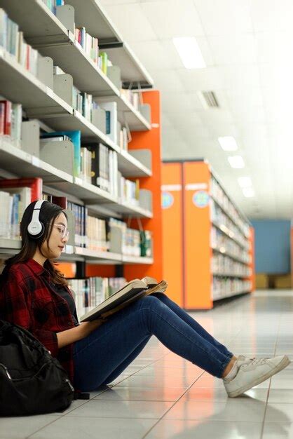 Premium Photo Side View Of Diligent Young Asian Female Student