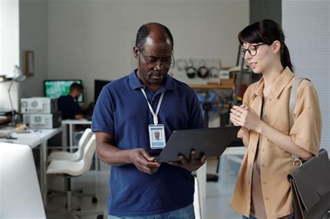 Premium Photo Checking Laptop Of Young Female Client