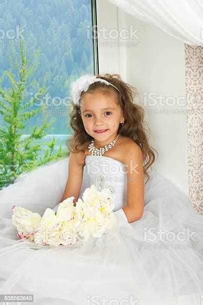 우아하다 여자아이 만들진 인명별 볼 정장용 2015년에 대한 스톡 사진 및 기타 이미지 2015년 8 8 9 살 Istock