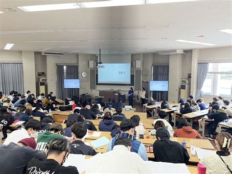 障がい者の視点から差別や戦争を語る授業が行われ、佐古麻衣さんが手話で登壇！知花時野さんが三線を演奏！新聞で取り上げられました！ 新着情報