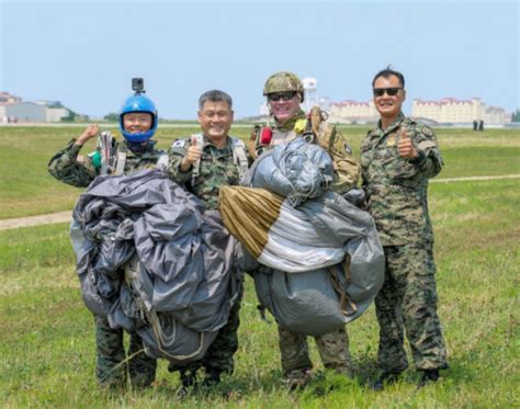 한미 특수전부대 지휘관들 ‘동반 고공강하·잠수훈련
