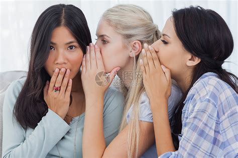 两个朋友私密地 向惊异的黑发美女低声说秘密高清图片下载 正版图片321763427 摄图网