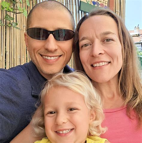 Когато излизам на разходка с Ноа понякога го оставям той да бъде шефът Дори ако това означава