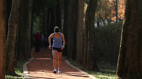 I運動人物誌 體育署上班族陳瑋琳 誰說上班族沒時間練跑！在體育署辦公大樓中，隱藏著一位臺灣女子全馬百傑選手，她是 陳瑋琳，今天的i運動