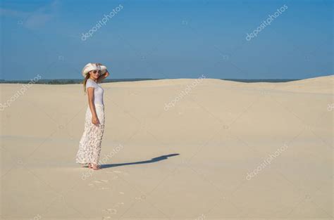 Mujer Joven Caminando En Las Dunas Desierto 2024