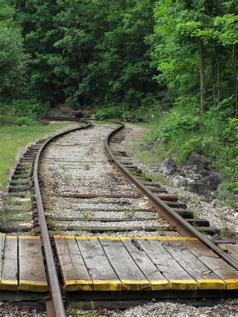 пересекать над следами железной дороги деревянными Стоковое Фото изображение насчитывающей