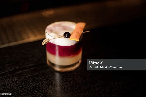 다채로운 색다른 달 콤 하 고 맛 있는 칵테일의 칵테일 유리 막대에 체리와 오렌지 껍질 장식 가까운에 대한 스톡 사진 및 기타 이미지 Istock