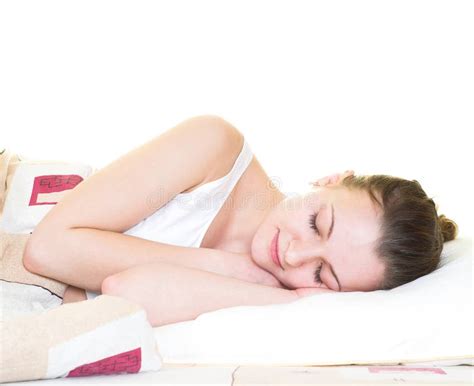 El Dormir De La Mujer Joven Foto De Archivo Imagen De Retrato Adulto