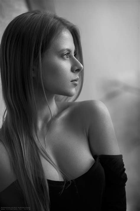 배경 화면 Mindaugas Navickas 여자들 긴 머리 스트레이트 헤어 멀리보고 드레스 벌거 벗은 어깨