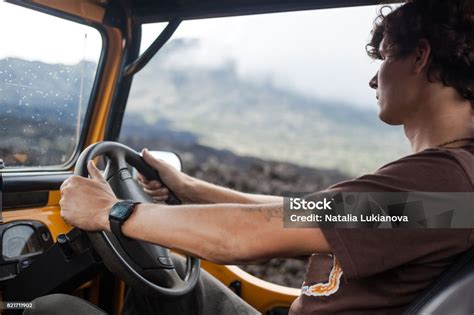 곱슬 머리 Tatooed 사람 화산 바위와 발리 인도네시아에서 산 골짜기의 상단 주차 오프 Yelow 차량에서 Weel에 앉아 운전하기에 대한 스톡 사진 및 기타 이미지