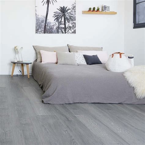 Klick Vinyl in Holzoptik Trendfarben Weiß und Grau richtig inszenieren