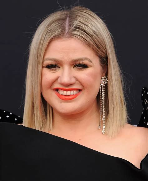 13 Spectacular Kelly Clarkson Hairstyles