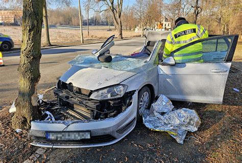 Update PKW Prallt Frontal Gegen Baum Beifahrerin Wird Schwer Verletzt