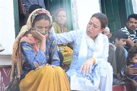 बिनसर वनाग्नि में मृतक और घायलों के पीड़ित परिजनों से मंत्री रेखा आर्य
