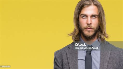 얼굴에 심각한 표정으로 격리 된 배경 위에 긴 머리를 가진 젊은 잘생긴 비즈니스 사람 간단 하 고 카메라를 보고 자연 결심에 대한 스톡 사진 및 기타 이미지 Istock
