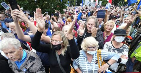 Los Polacos Protestan Contra El Proyecto De Ley Que Silenciaría La