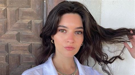 Gelsin Hayat Bildiği Gibi nin Aylin i göğüs dekoltesiyle dudak ısırttı
