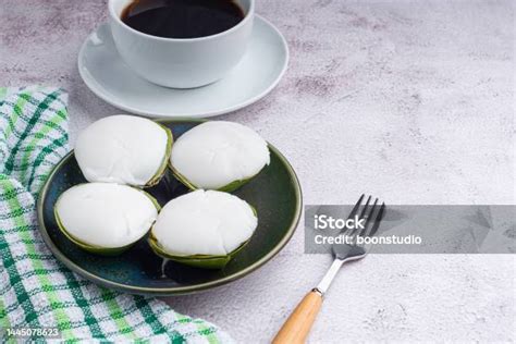 접시에 코코넛 토핑 흰색 커피 컵 회색 돌 배경에 천을 곁들인 태국 푸딩의 상위 뷰 0명에 대한 스톡 사진 및 기타 이미지