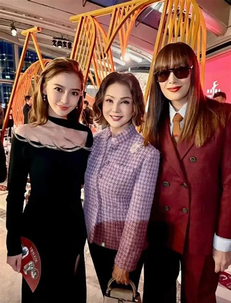 杨颖吃火锅被偶遇，素颜出镜难掩出众美貌，脱口罩与粉丝亲切合影