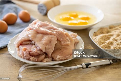 생 닭 가슴살 빵 부스러기 및 수염이있는 계란은 닭 꼬치를 만들 준비가되었습니다 0명에 대한 스톡 사진 및 기타 이미지 0명