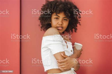 아름 다운 젊은 아프리카계 미국인 여자 일회용 커피 컵을 들고 하 고 카메라를 보고 거리에 대한 스톡 사진 및 기타 이미지