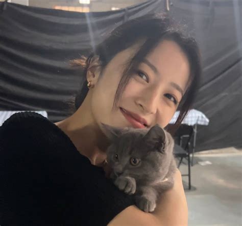 周雨彤片场偶遇小猫咪 抱猫咪合照眼神温柔超治愈 搜狐大视野 搜狐新闻