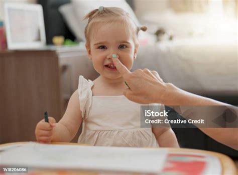 함께 시간을 보내면서 집에서 어머니와 함께 그림을 그리는 어린 웃는 소녀 아기에 대한 스톡 사진 및 기타 이미지 아기 귀여운 소녀 Istock