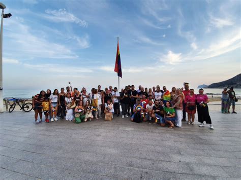 Foto De Grupo De Los Asistentes A La Marcha Por El Día Del Orgullo