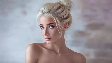 Светловолосая девушка качается на качелях · бесплатная фотография от