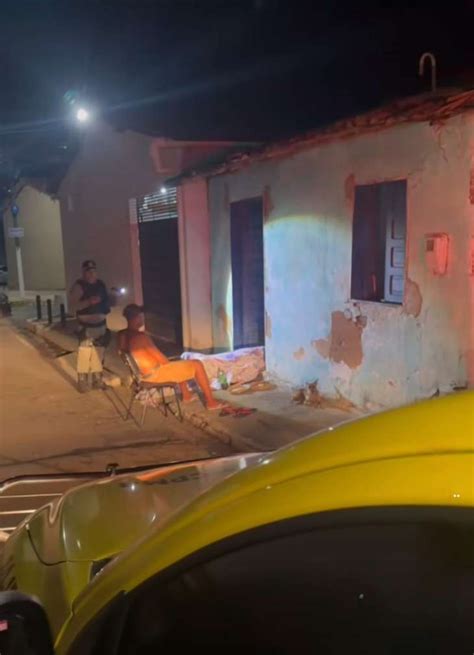 Homem é Executado A Tiros Enquanto Bebia Na Porta De Casa