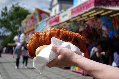 손에 전통 생선 야외에서 갓 손으로 버터 대구 물고기를 판매하는 모바일 푸드 트럭 놀이 공원이나 길거리 음식 축제에서 물고기 거리에 대한 스톡 사진 및 기타 이미지 Istock