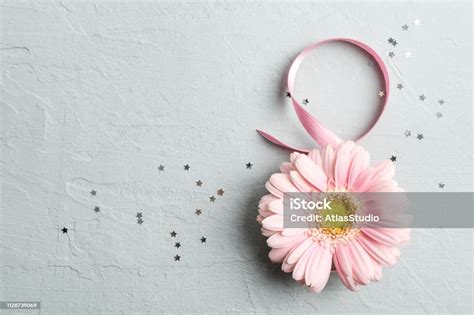 8 3 월 국제적인 여자의 일입니다 그림 8 회색 바탕에 아름 다운 거 베라와 핑크 리본 텍스트를 위한 공간 0명에 대한 스톡 사진 및 기타 이미지 Istock