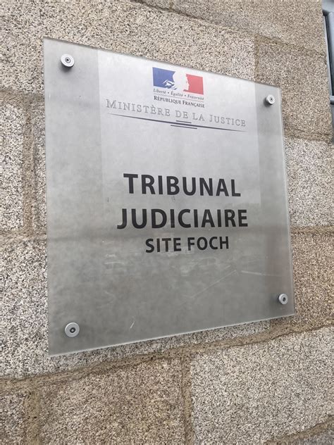 Parce Quelle Ne Porte Pas De Culotte Sous Sa Robe Elle Est Frappée