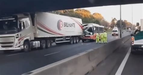 Un Camión Quedó Trabado En Un Puente De La Avenida General Paz Y Un